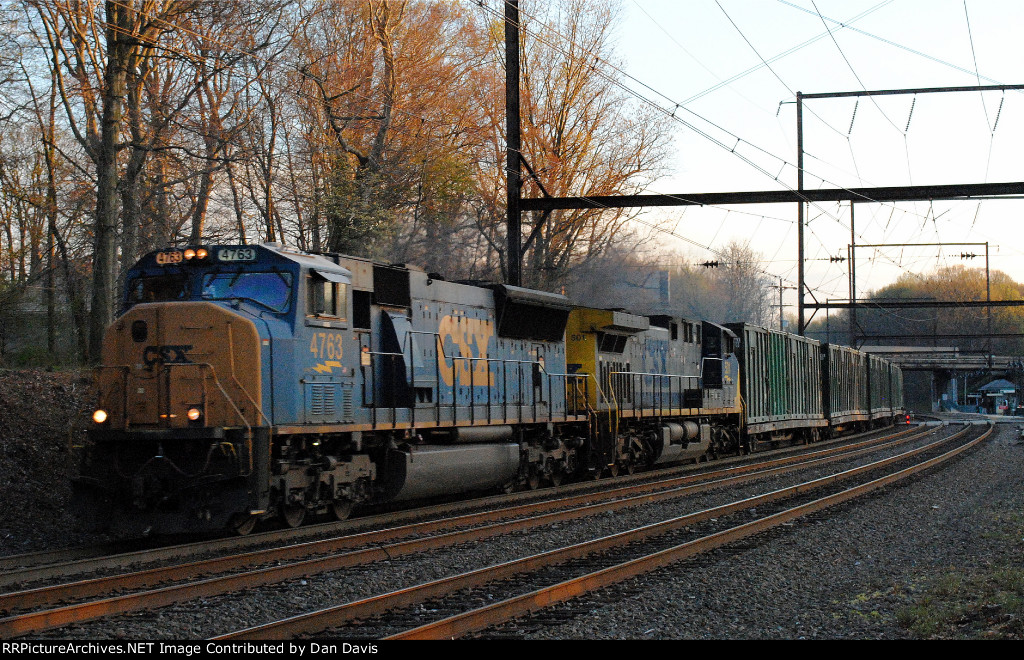 CSX SD70AC 4763 leads Q702-05